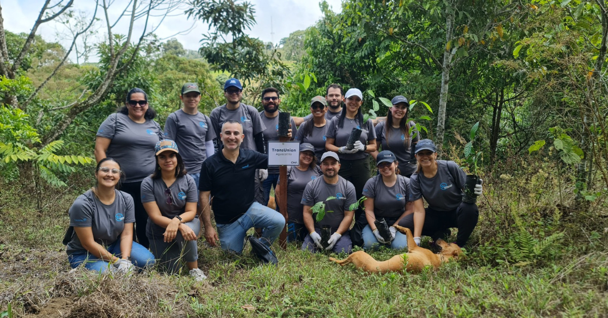 TransUnion y Grupo CMA plantan 50 árboles para celebrar el Día de la ... TransUnion y Grupo CMA plantan 50 árboles para celebrar el Día de la ...